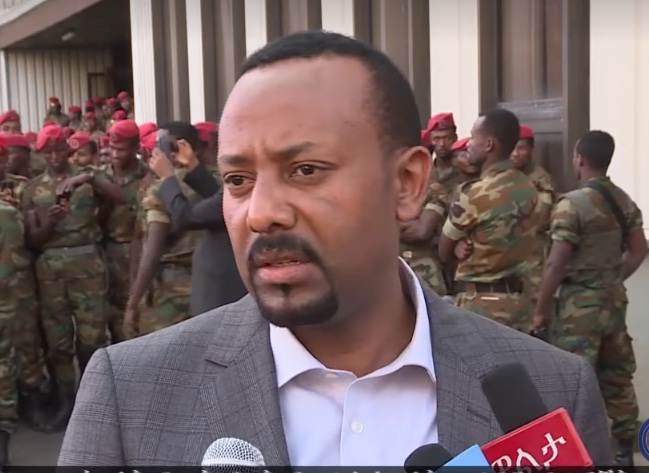 በአዲስ አበባ ዙሪያ በግዳጅ ላይ ያሉ ልዩ የጥበቃ መከላከያ ሰራዊት አባላት ከጠቅላይ ሚኒስትር ዶክተር አብይ ጋር ...