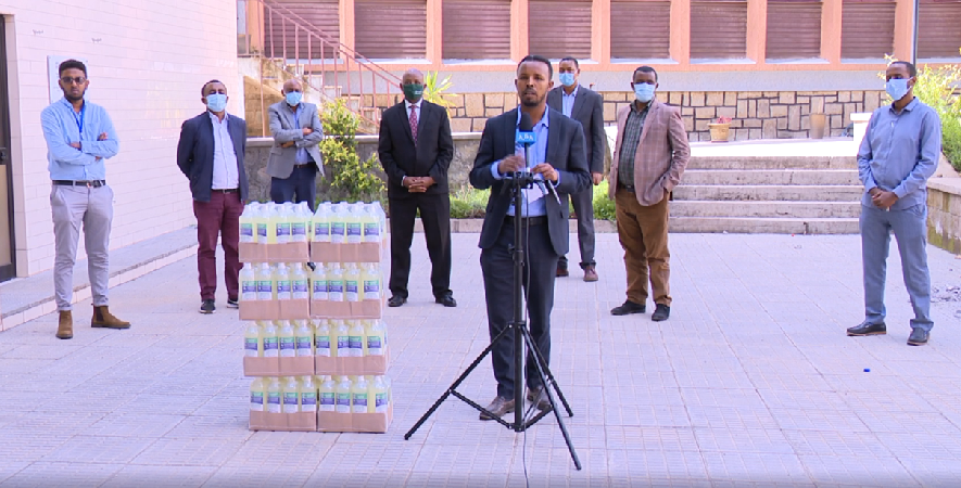 ባለዛፍ የአልኮልና መጠጥ ፋብሪካ የንጽህና መጠበቂያ ሳኒታይዘር ድጋፍ አደረገ - ኢዜአ አማርኛ - ENA