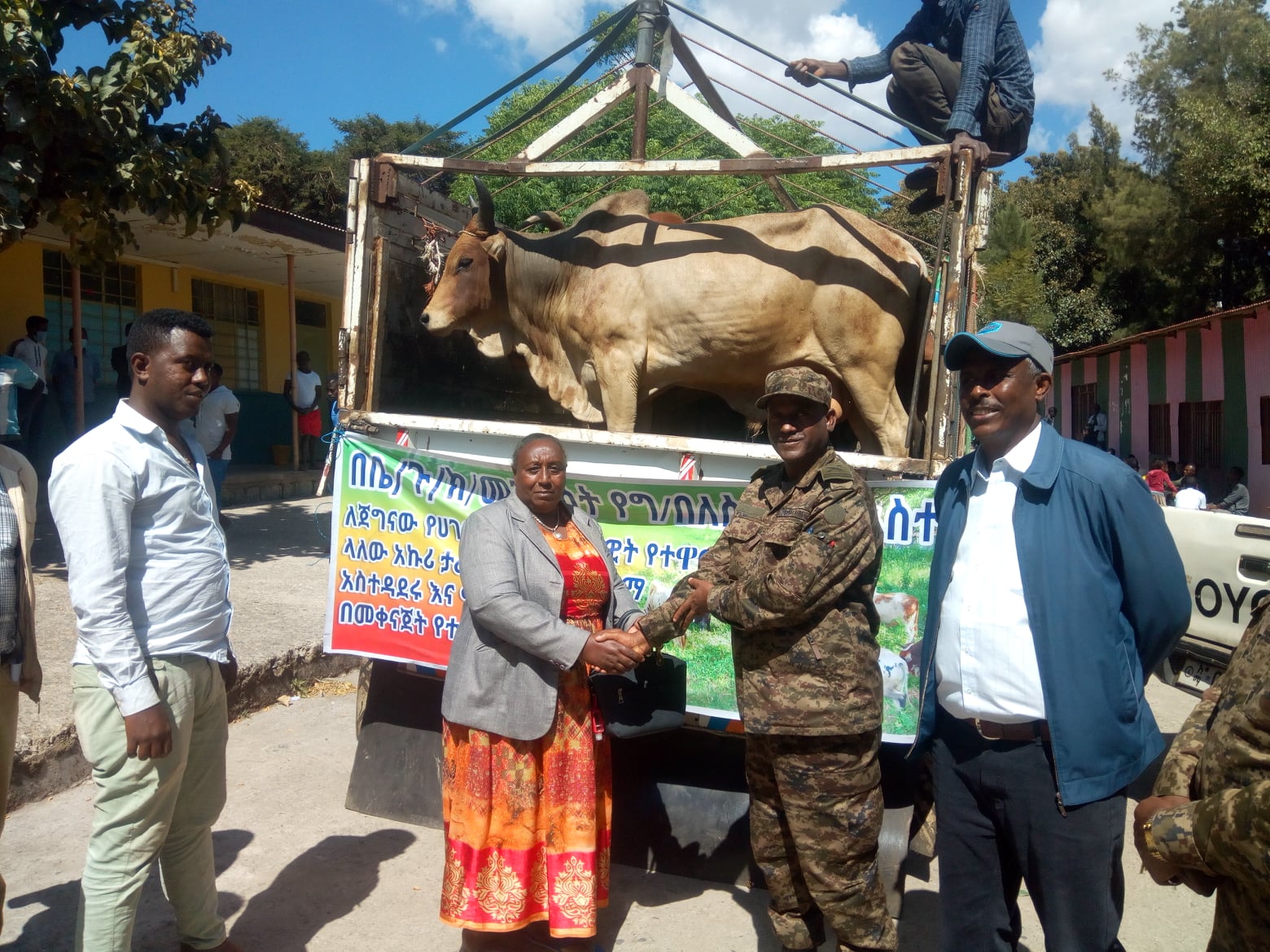 የመተከል ዞን ነዋሪዎች ለመከላከያ ሠራዊትና ለአማራ ክልል ልዩ ሃይል ድጋፍ አደረጉ - ኢዜአ አማርኛ - ENA