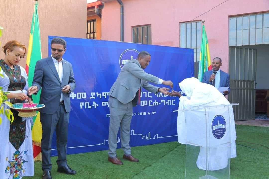 የአዲስ አበባ ውሃና ፍሳሽ ባለሥልጣን ያስገነባቸው መኖሪያ ቤቶች ለተጠቃሚዎች ተላለፉ - ኢዜአ አማርኛ - ENA