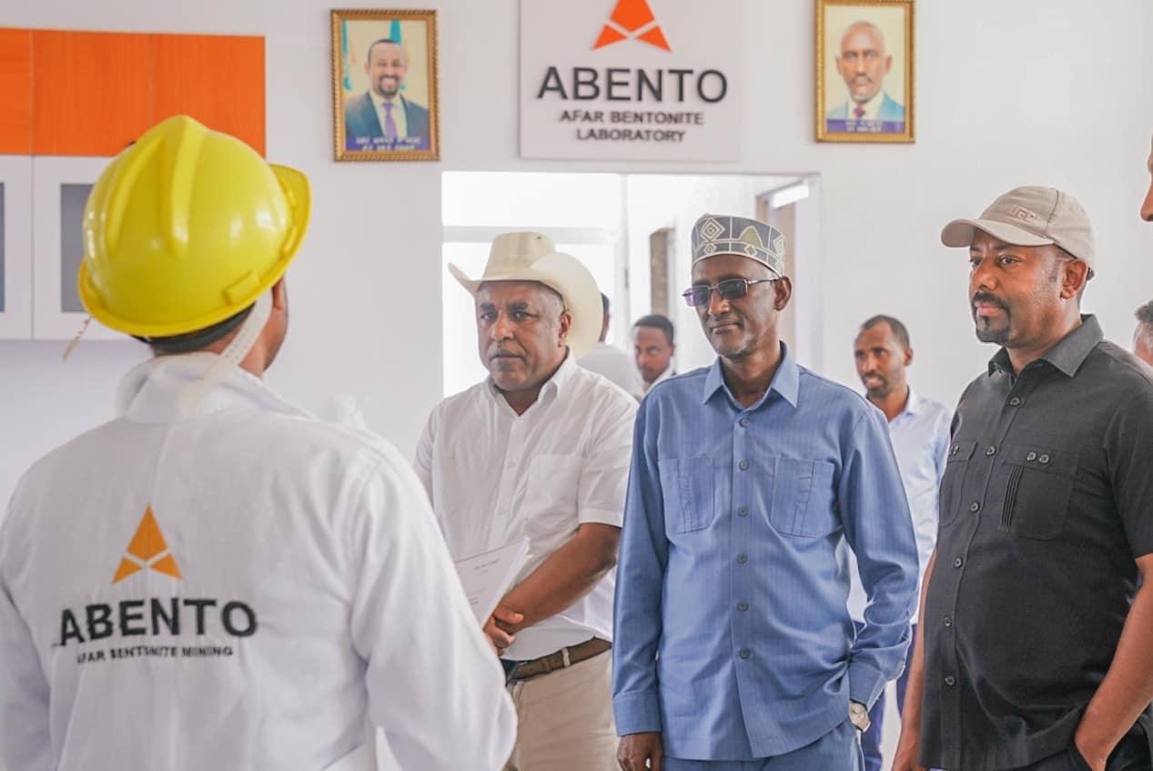 ጠቅላይ ሚኒስትር ዐቢይ አሕመድ የቤንቶኒቴ ማእድን ማውጫ እና ማምረቻን ጎብኙ - ኢዜአ አማርኛ - ENA