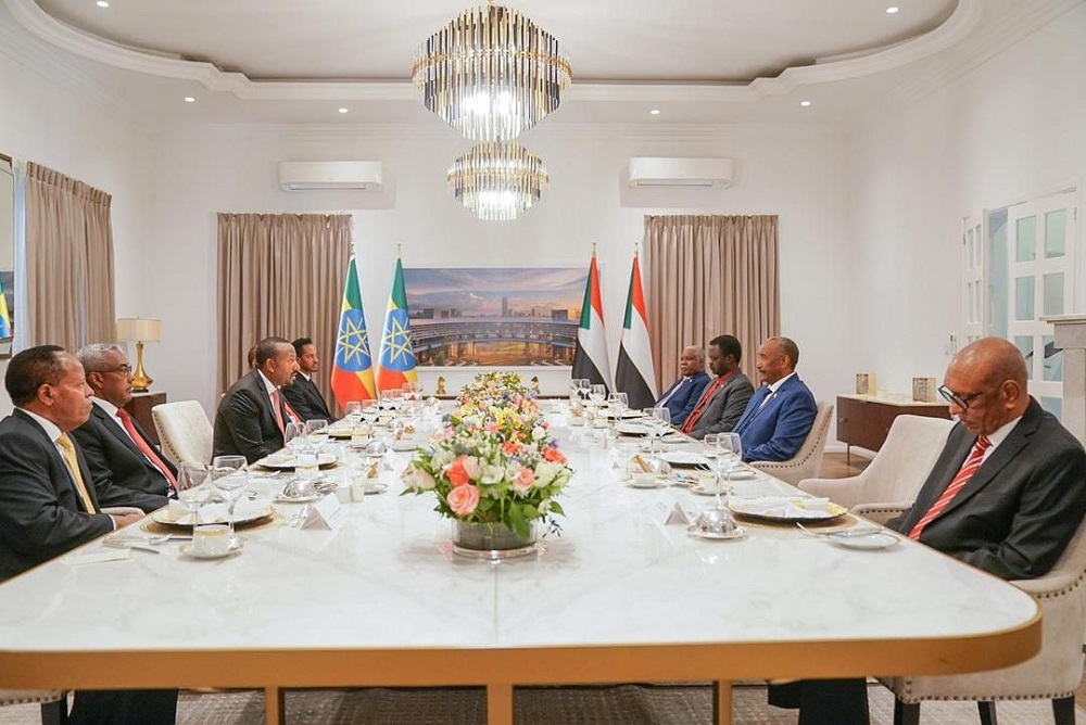 ጠቅላይ ሚኒስትር ዐቢይ አሕመድ (ዶ/ር) ከሱዳን ሪፐብሊክ ሉዓላዊ ምክር ቤት ፕሬዚዳንት ጋር ተወያዩ - ኢዜአ ...