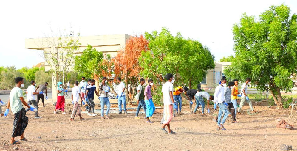 የሠመራ ዩኒቨርሲቲ ተመራቂ ተማሪዎች የአካባቢ ፅዳት መርሃ ግብር አከናወኑ - ኢዜአ አማርኛ - ENA