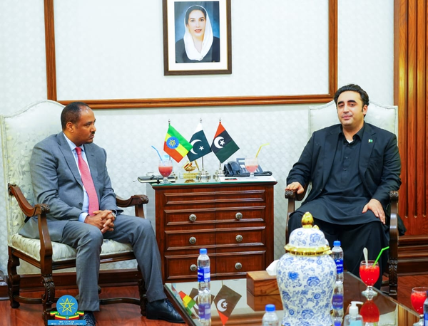 De’eetaan ministiraa dhimma alaa ambaasaaddar Misgaanuu Argaa ministira ...