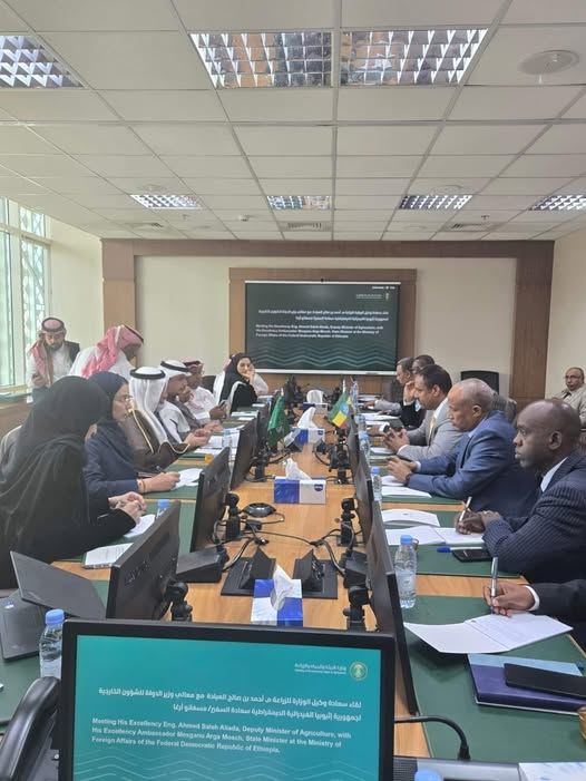 Ambaasaaddar Misgaanuu Argaa ittaanaa ministira naannawaa, bishaanii fi ...