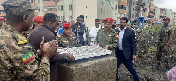 Letenaal Jeneraal Shuumaa Abdataa Kellaa fayyaa kutaa magaalaa Koyyee ...