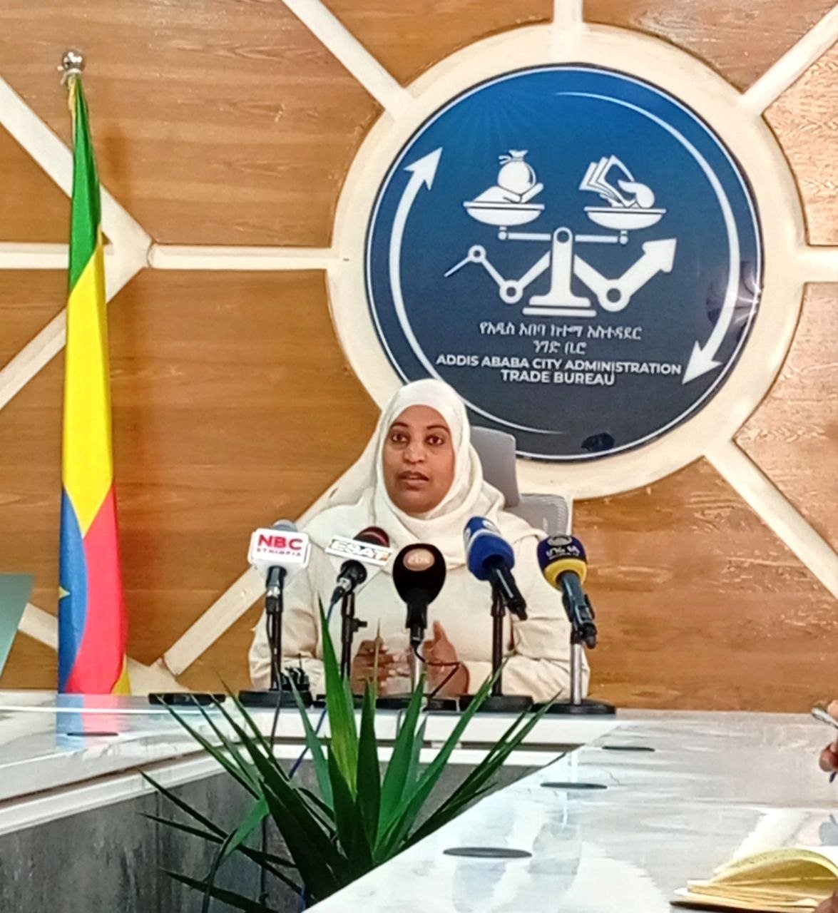 Magaalaa Finfinneetti dhaabbileen daldalaa hanga harkan keessaa saatii ...