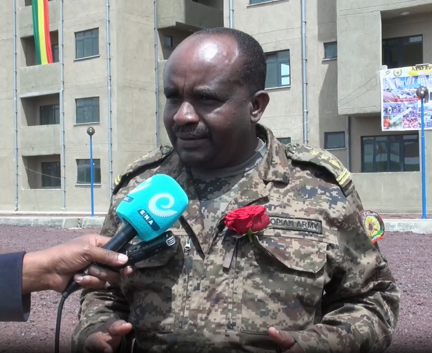 የመከላከያ ሰራዊት ፋውንዴሽን ያስገነባውን 440 የመኖሪያ ቤቶች በዕጣ ለሰራዊቱ አባላት አስተላለፈ - ኢዜአ ...