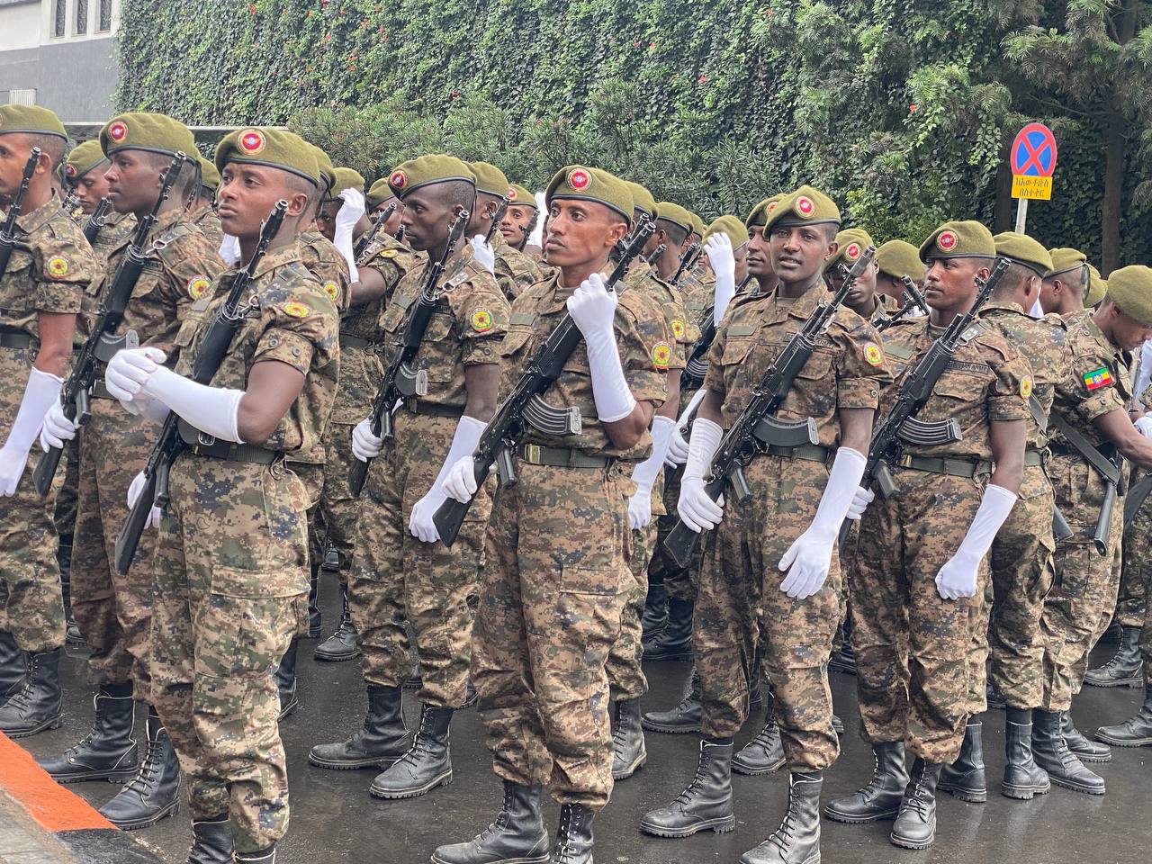 የመከላከያ ሰራዊት ስንኖር ኢትዮጵያዊ ስንሞት ኢትዮጵያ የሚለው ሃሳብ የሚገለጽበት ታላቅ ብሔራዊ ተቋም ነው ...