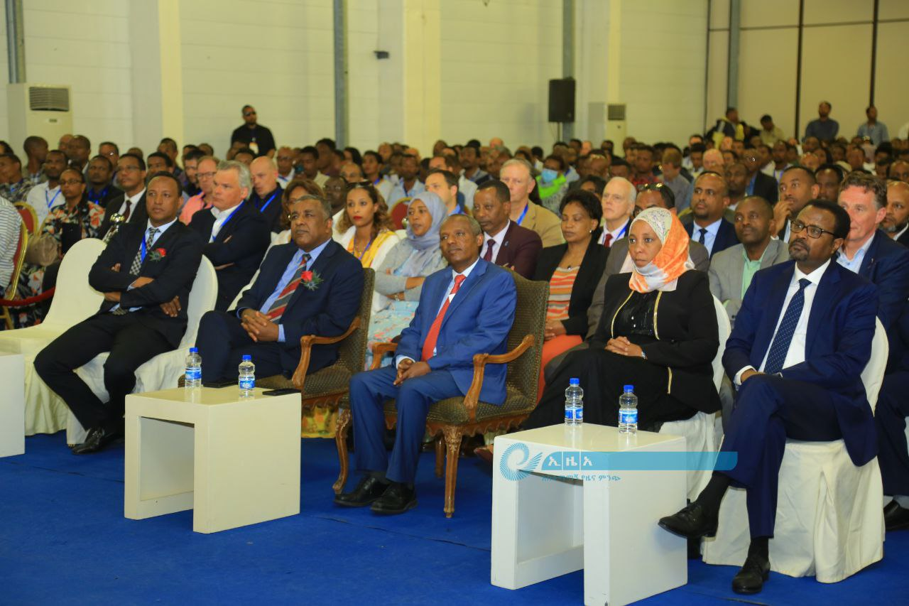 Eksipoon Abaaboo, Kuduraa fi Muduraa idil addunyaa saddettaffaa baname ...