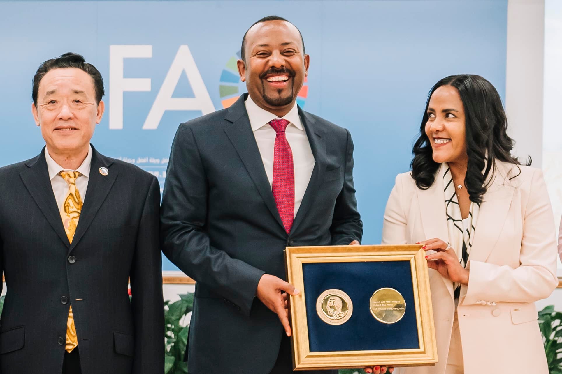 Ra’iisul Wasaare Abiy Axmed (Dr.) ayaa la guddoonsiiyay billadda sare ...